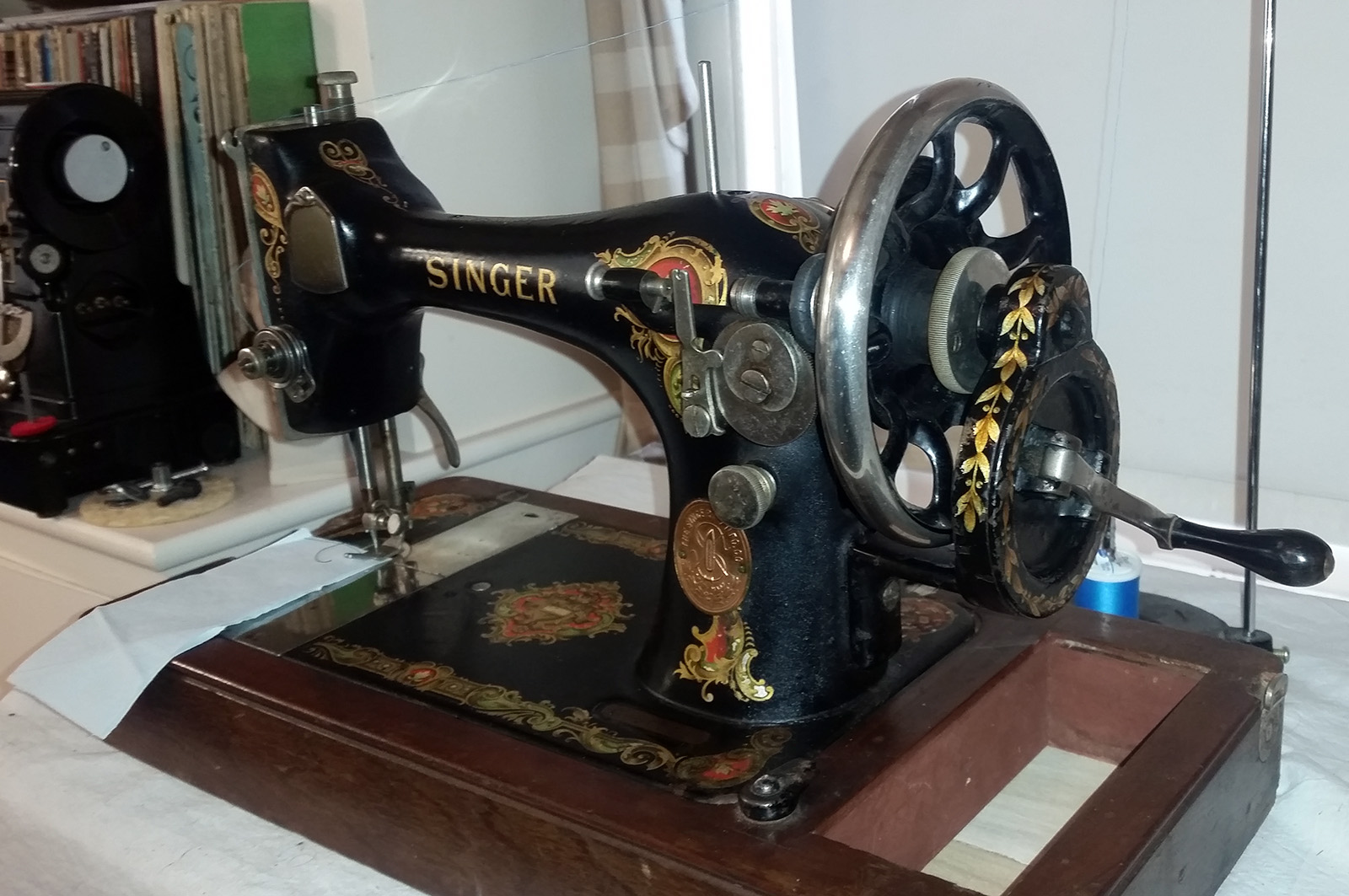 Old Singers And The Like: 128 Gets Its Singer Hand Crank