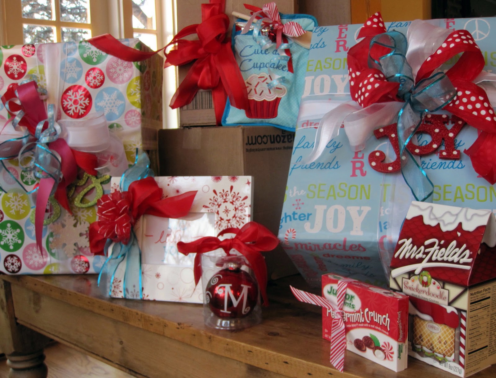 Simple Details: signature style gift wrap