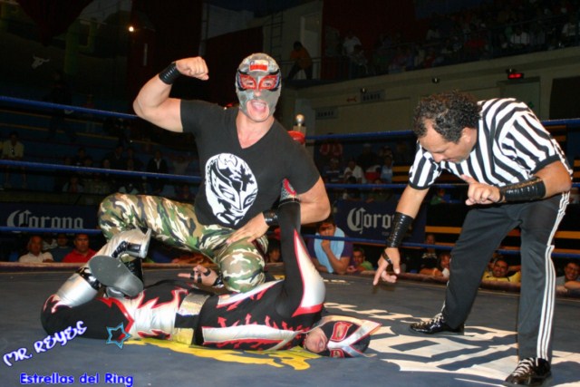 ESTRELLAS DEL RING.: Comando Negro sigue reinando gracias al Pollo Asesino.