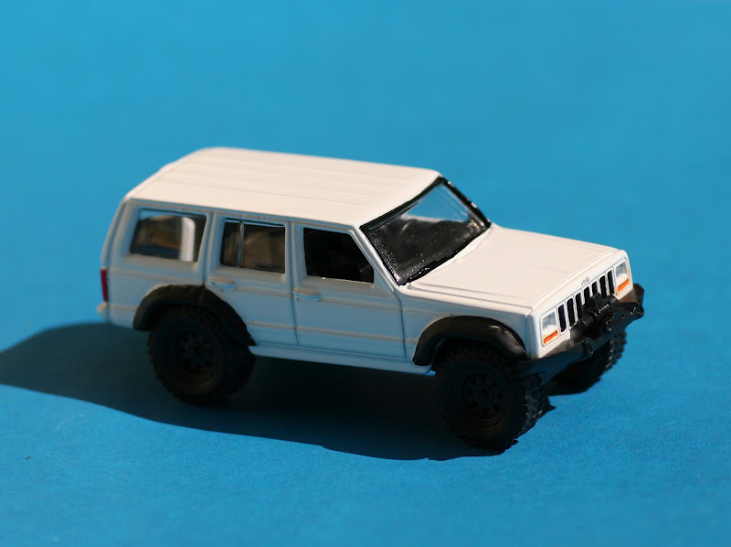 Incredible Mini Garage: Jeep Cherokee 1990 Johnny Lightning 1/64