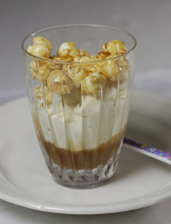 Eerst Koken: Witte chocolademousse met karamelsaus en karamel-popcorn