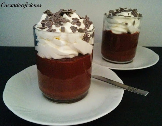 Copas de chocolate y nata