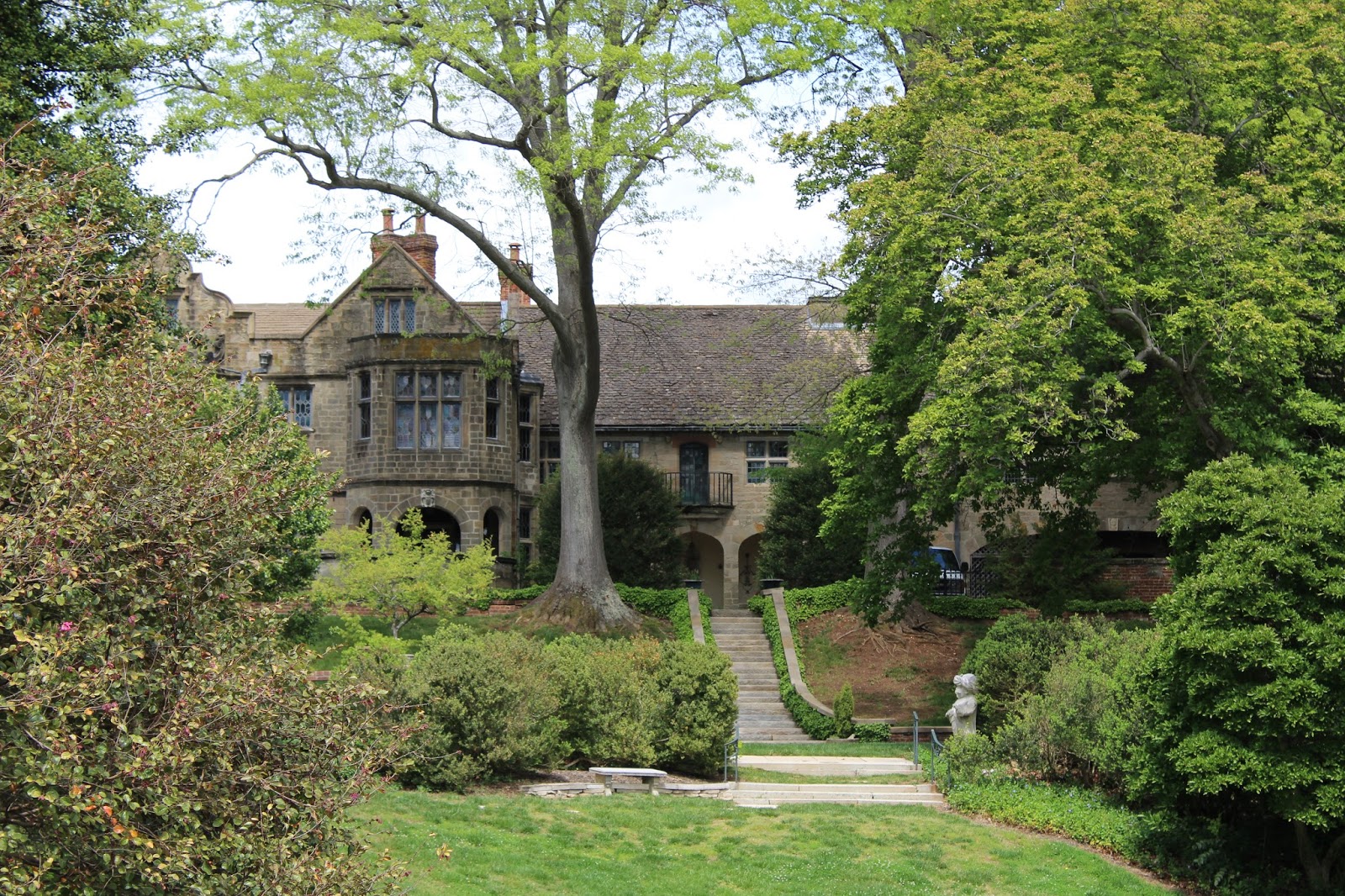Royal Musings: And right next door to Agecroft Hall is Virginia House ...