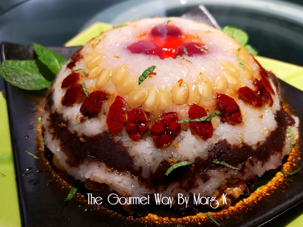 Sticky Rice Pudding with Assorted Sweets and Molten Chocolate . 甜心八寶飯