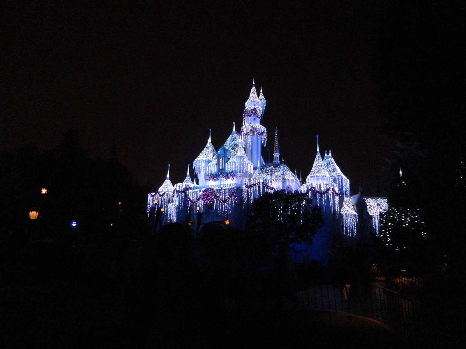 Disneyland: Disneyland Fantasyland Snow White Castle