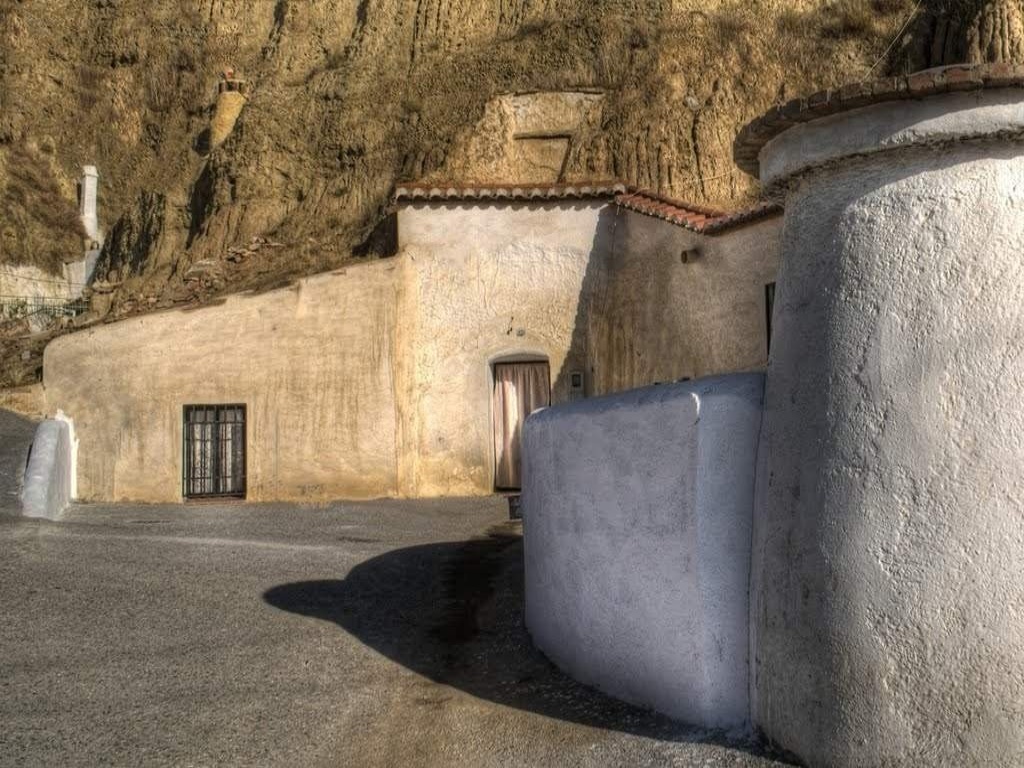 GEOGRAFILIA: Habitatul troglodit - case tradiționale în peșteri