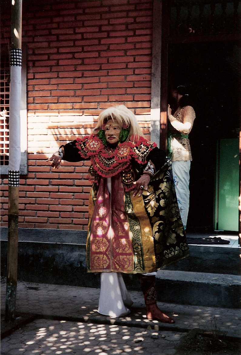 curving back: topeng pajegan