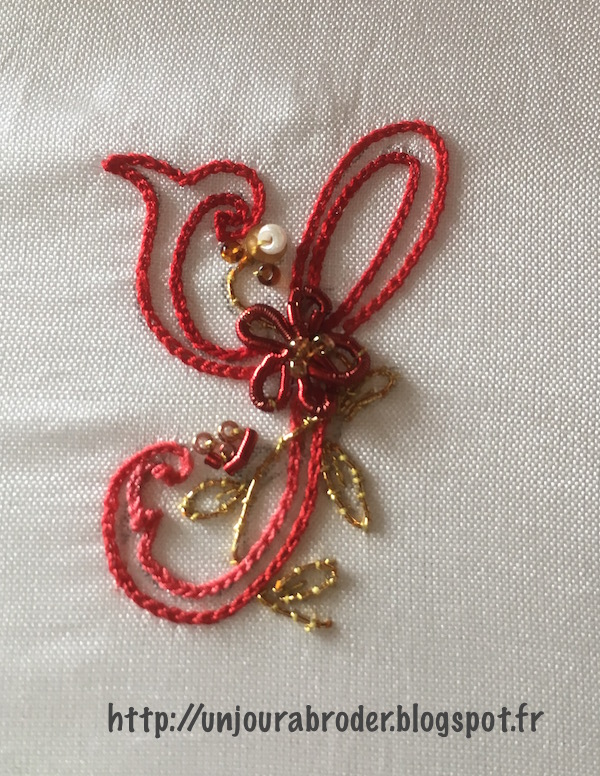 initiale en broderie or