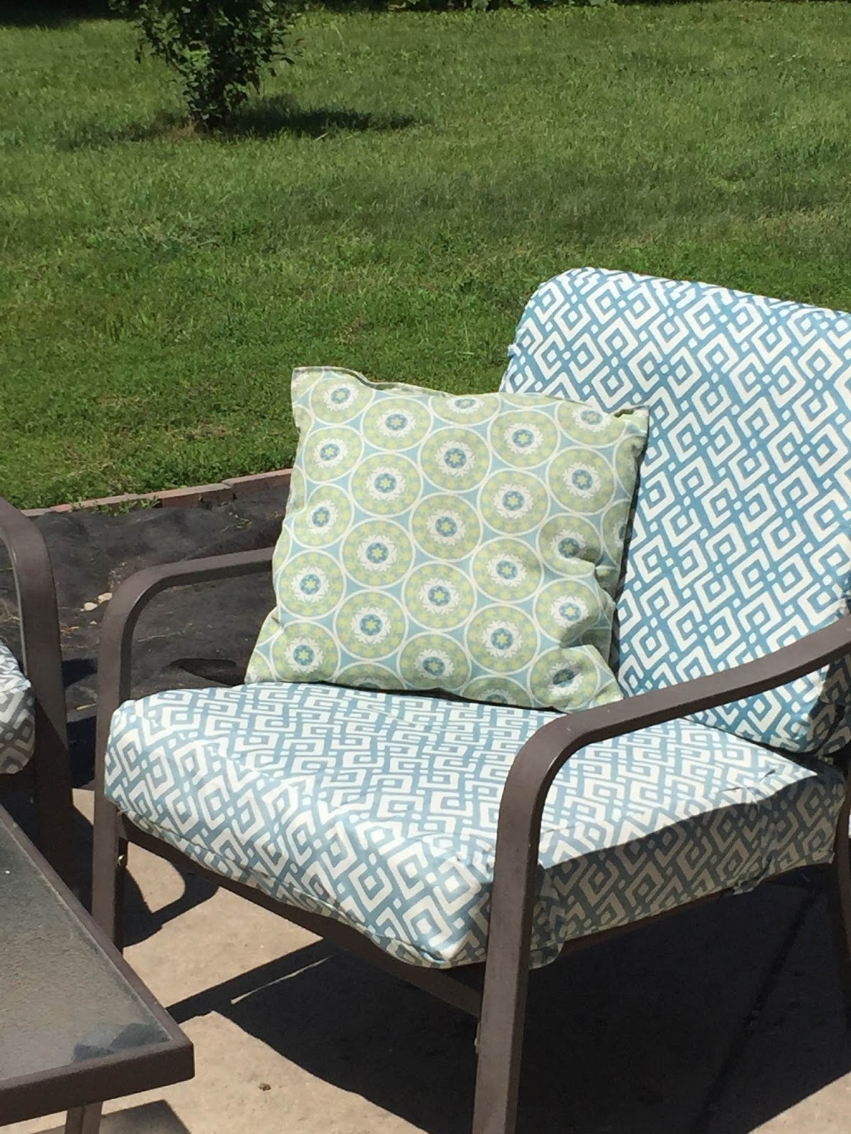DIY Sunday: Covering Patio Cushions | The Dabbling Crafter