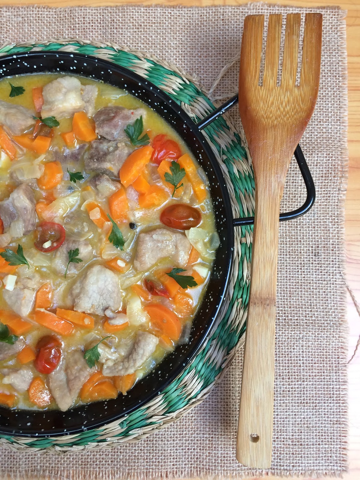 Lomo de cerdo guisado con verduras al cava