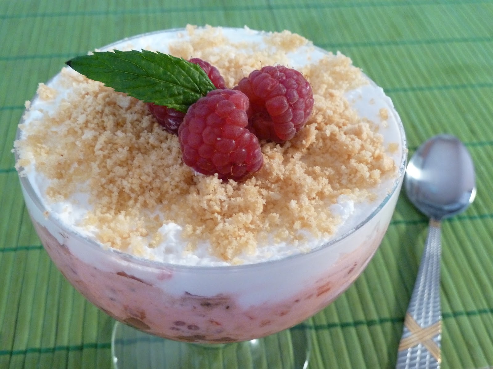 Bunatati din bucataria mea: Desert delicios cu fragi