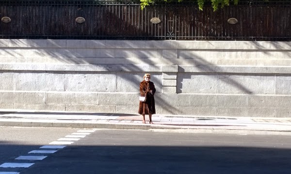 Uno Y Los Demás Señora Con Abrigo De Pieles