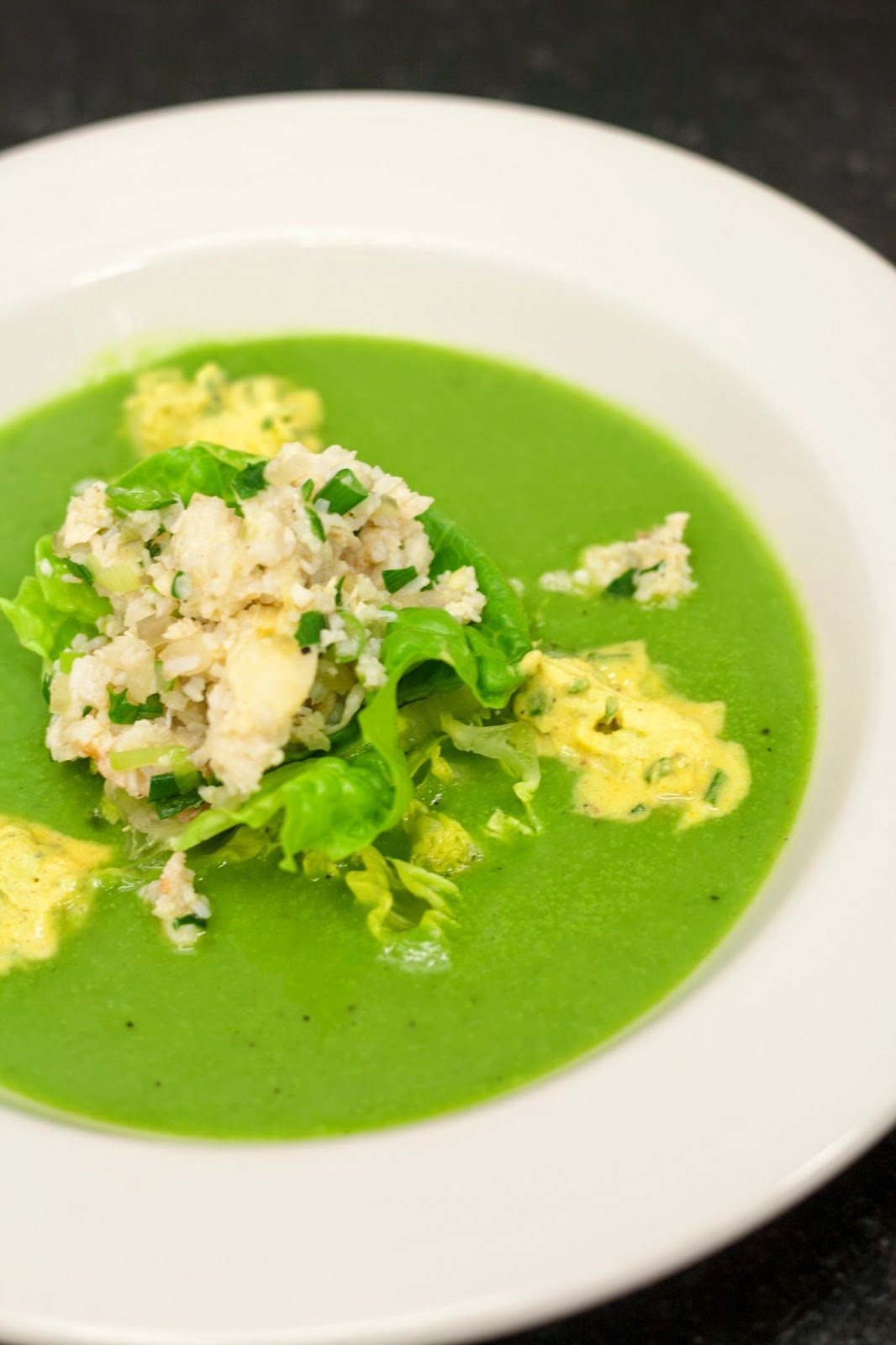 Erwtensoep, kropsla, Noordzeekrab en kerriemascarpone - Hap en Tap