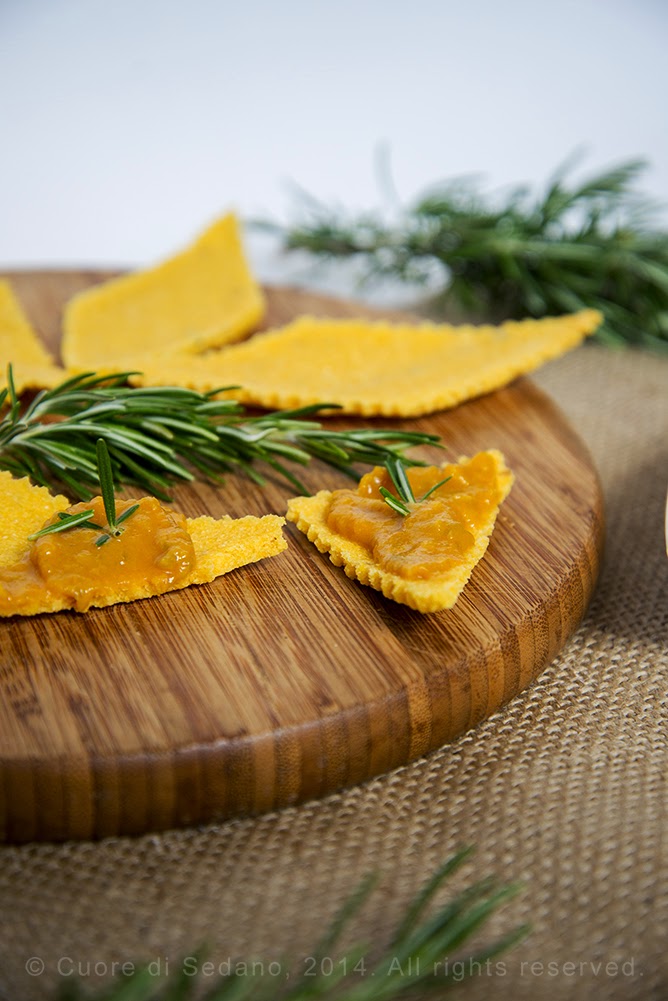 Cracker al mais, rosmarino e sesamo con crema ai peperoni - Cuore di Sedano