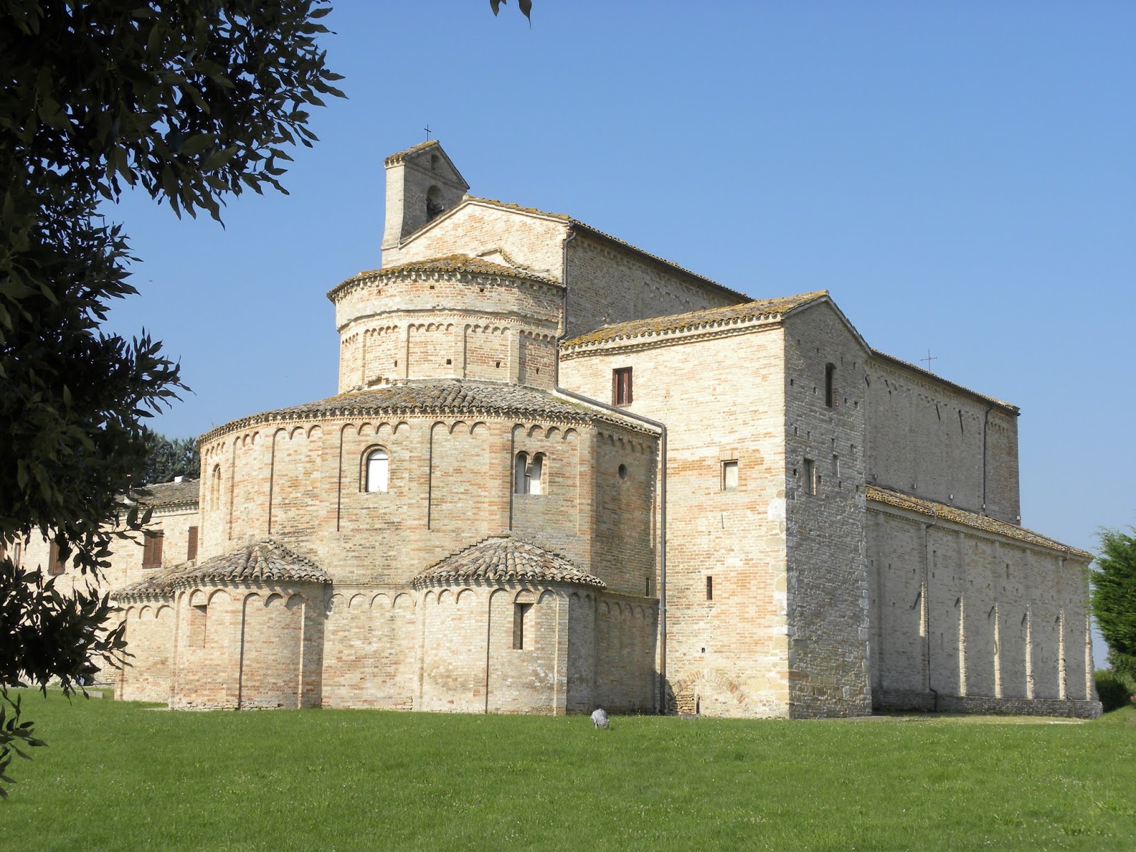 Visita alla bella Montecosaro ( MC ) e all' antica S. Maria a piè di ...