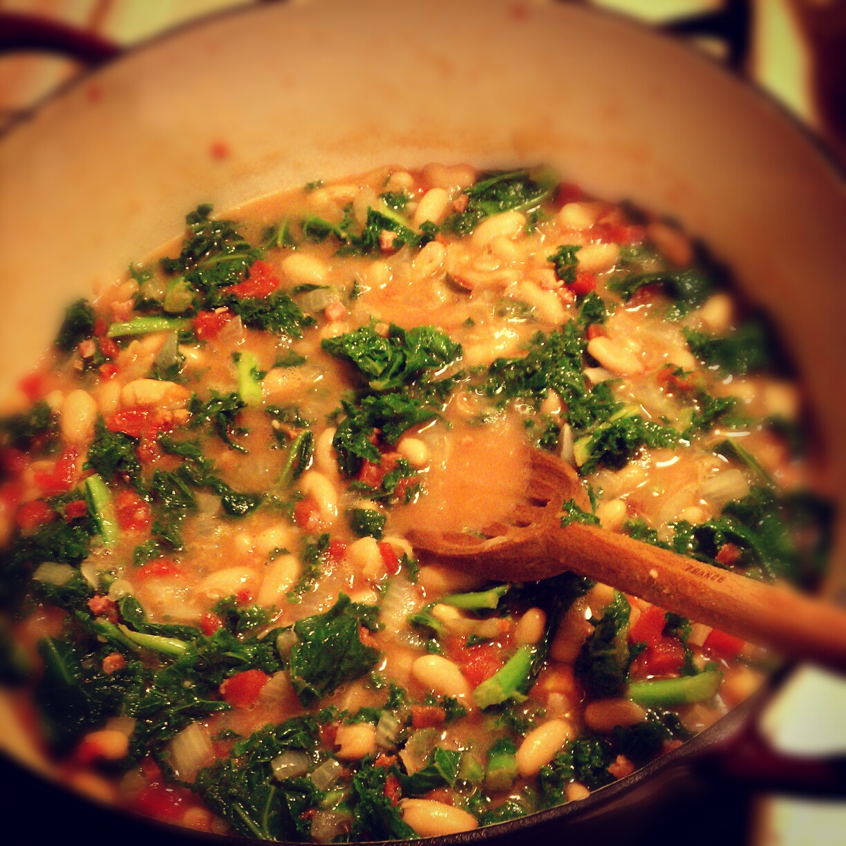 La Dama Cooks: Kale and Cannellini Bean Ragout