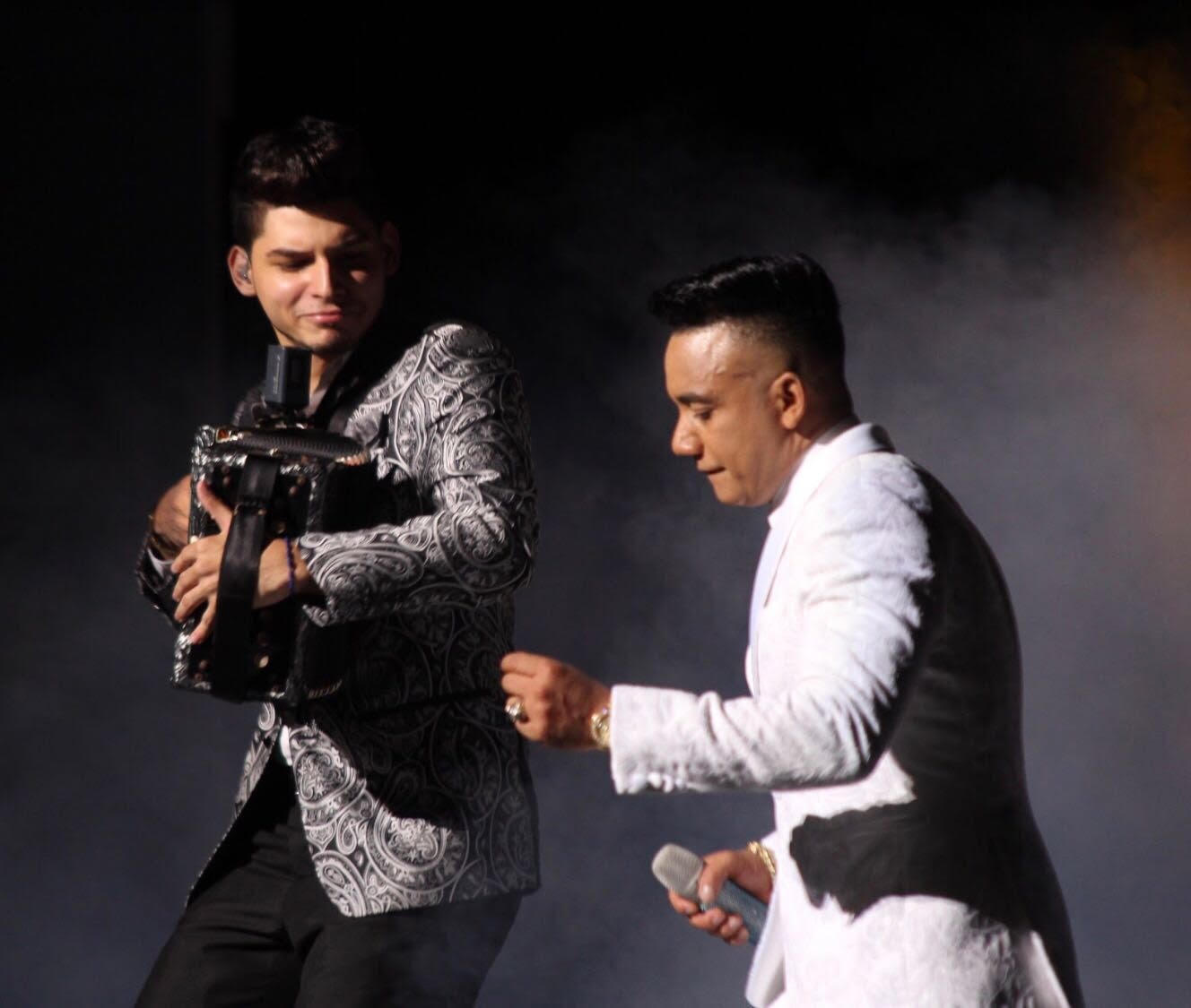 Jayson Guzmán se destaca concierto Elvis Martínez - Santiago Social