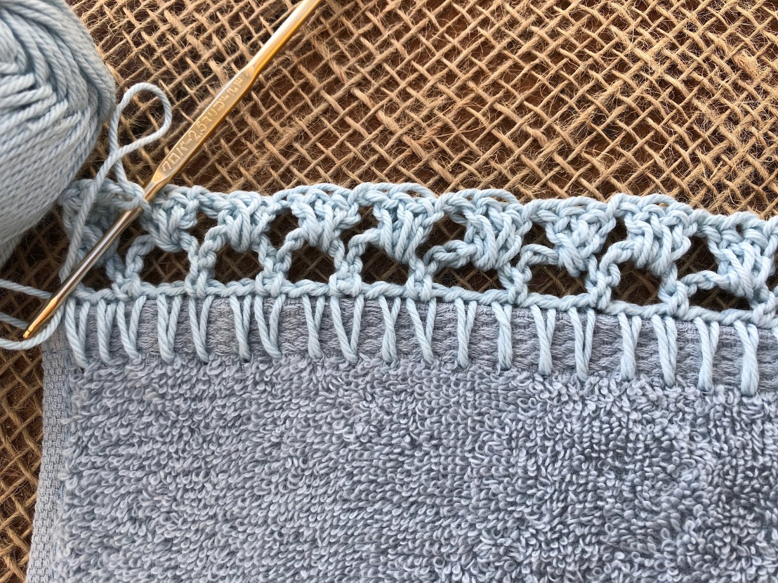 The Bluebirds are Nesting...: A pretty and easy crochet edge.