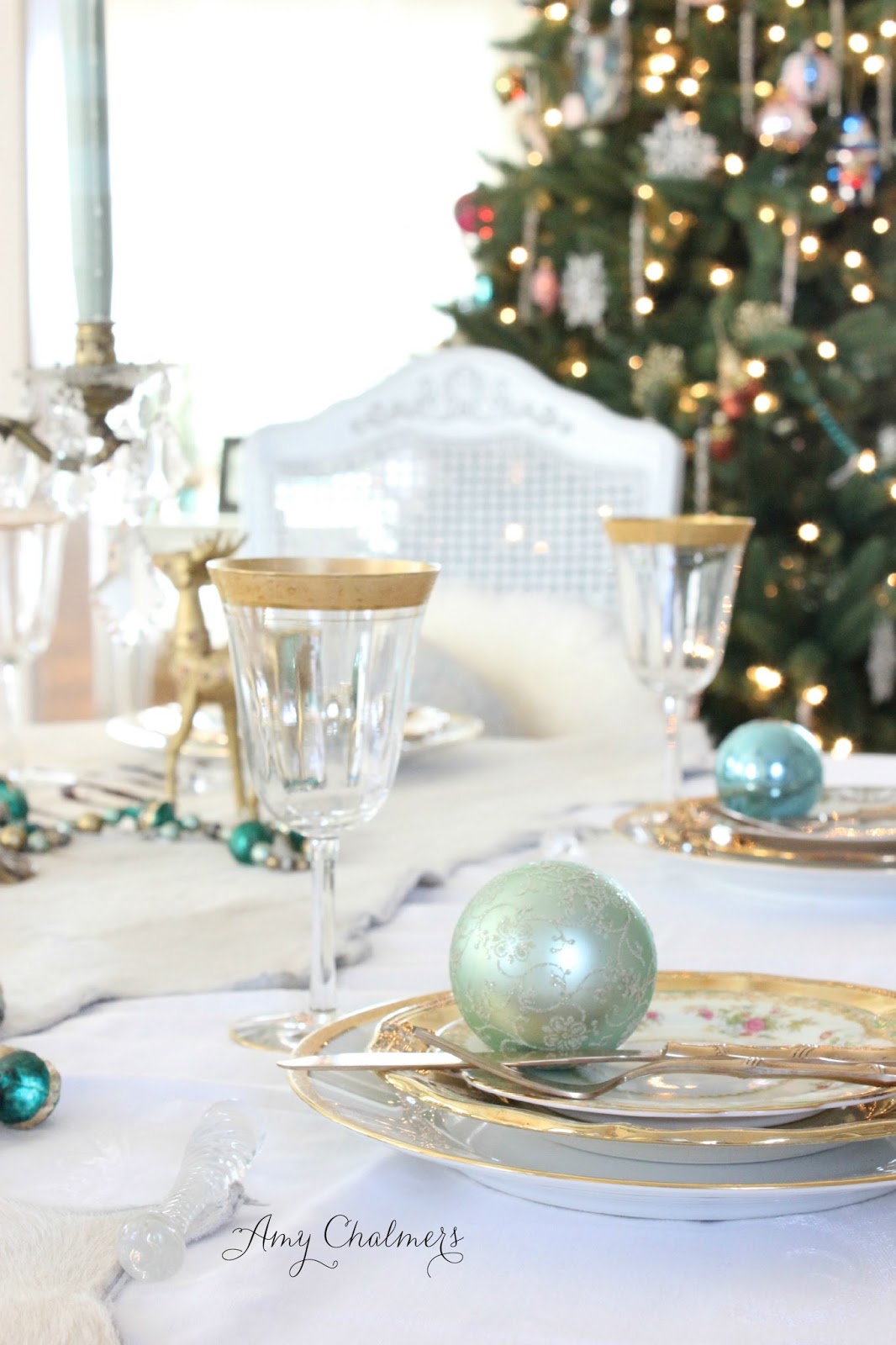 Maison Decor: A Nordic Blue Christmas Tablescape