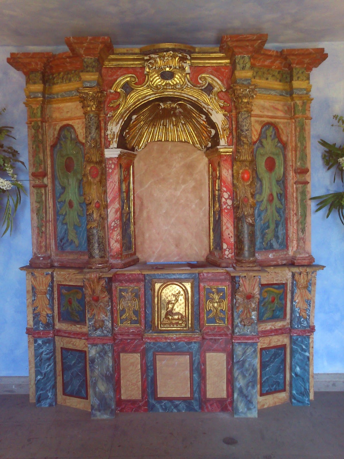 Restaurata: Restauración de un Retablo Dorado y Policromado