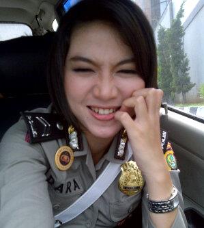 Profil Dan Foto Polwan Cantik Briptu Dara Yang Bikin Gemes | SeoStarMoon