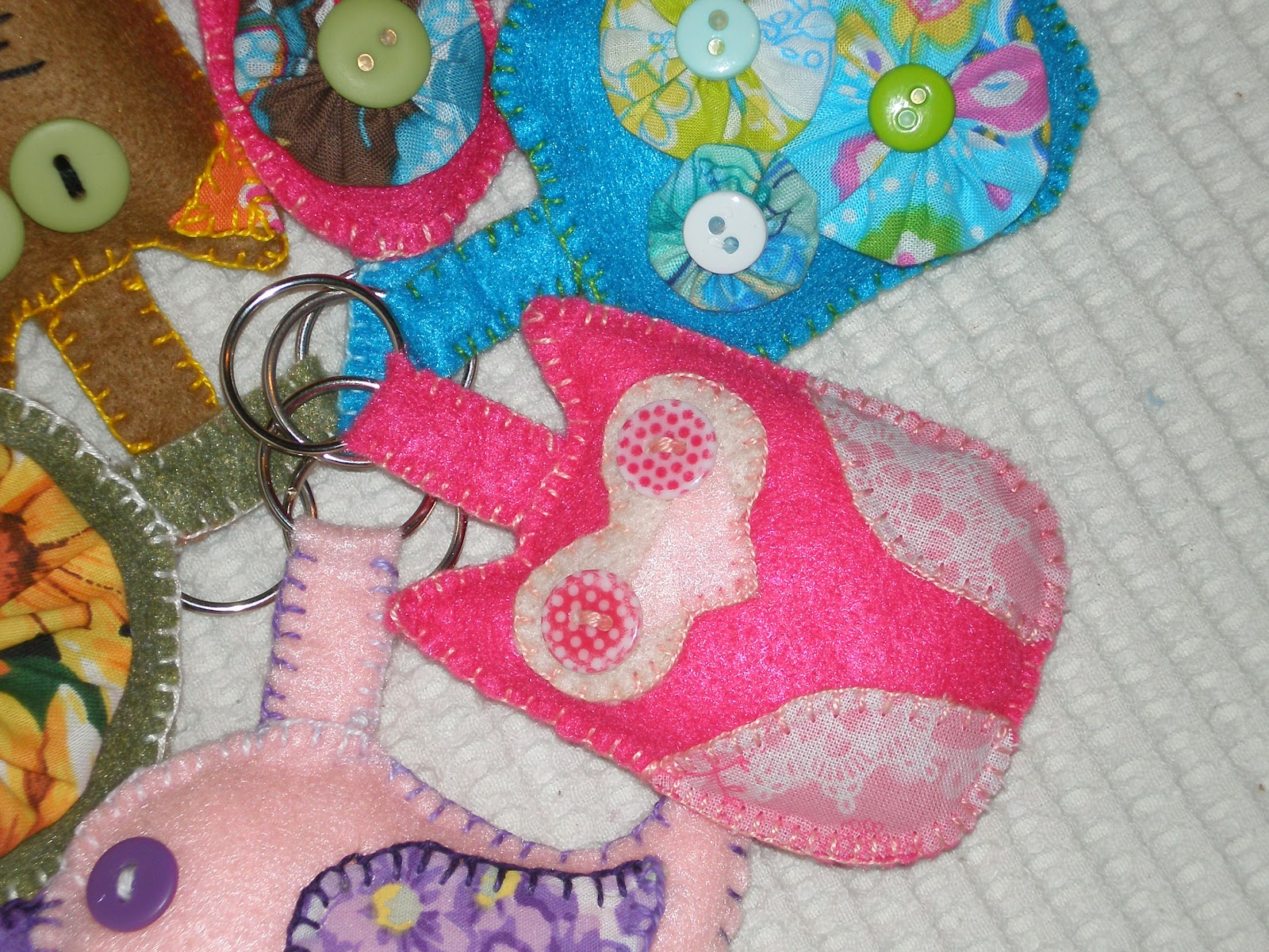 CRAF-T BEE: FELT KEYCHAINS