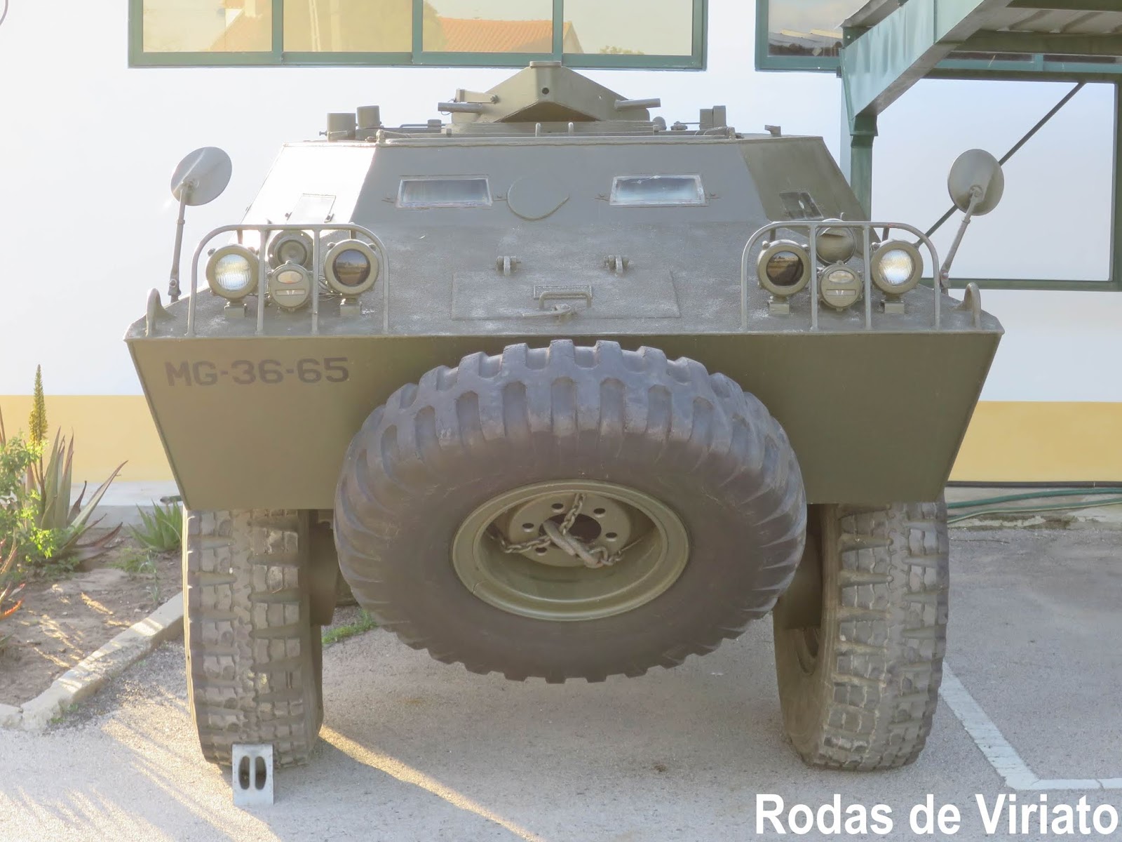 Blindado Chaimite V-200 parqueado em Benavente