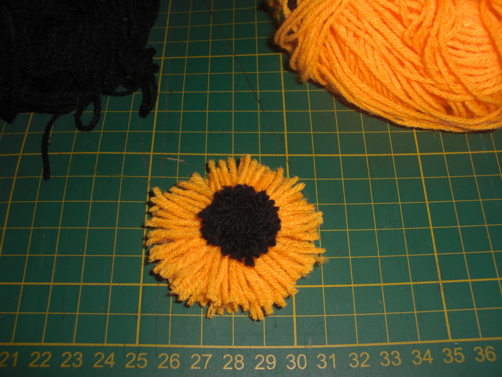 Creative Art and Craft: Flowers with Woollen Thread - Tutorial