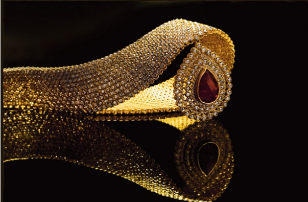 reawairl: Model wearing Tanishq aleya uncut diamond Necklace