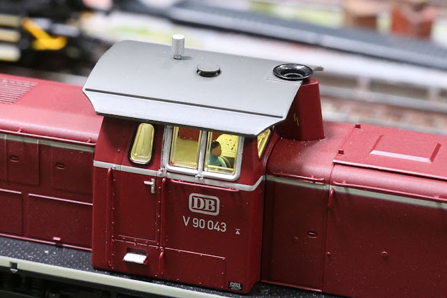 Wikipediaで数字的には知っていたけど実際に見るとV100とV90の大きさの違いが良く分かる。