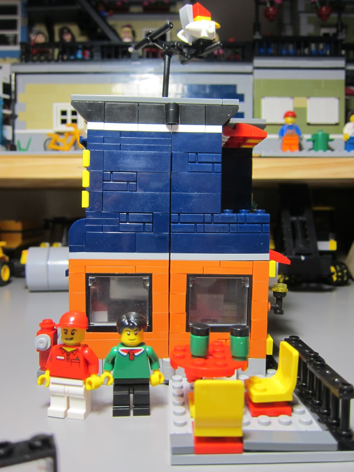 It's Not Lego: Hsanhe 6704 Not Lego Mini Street Shop Set Review