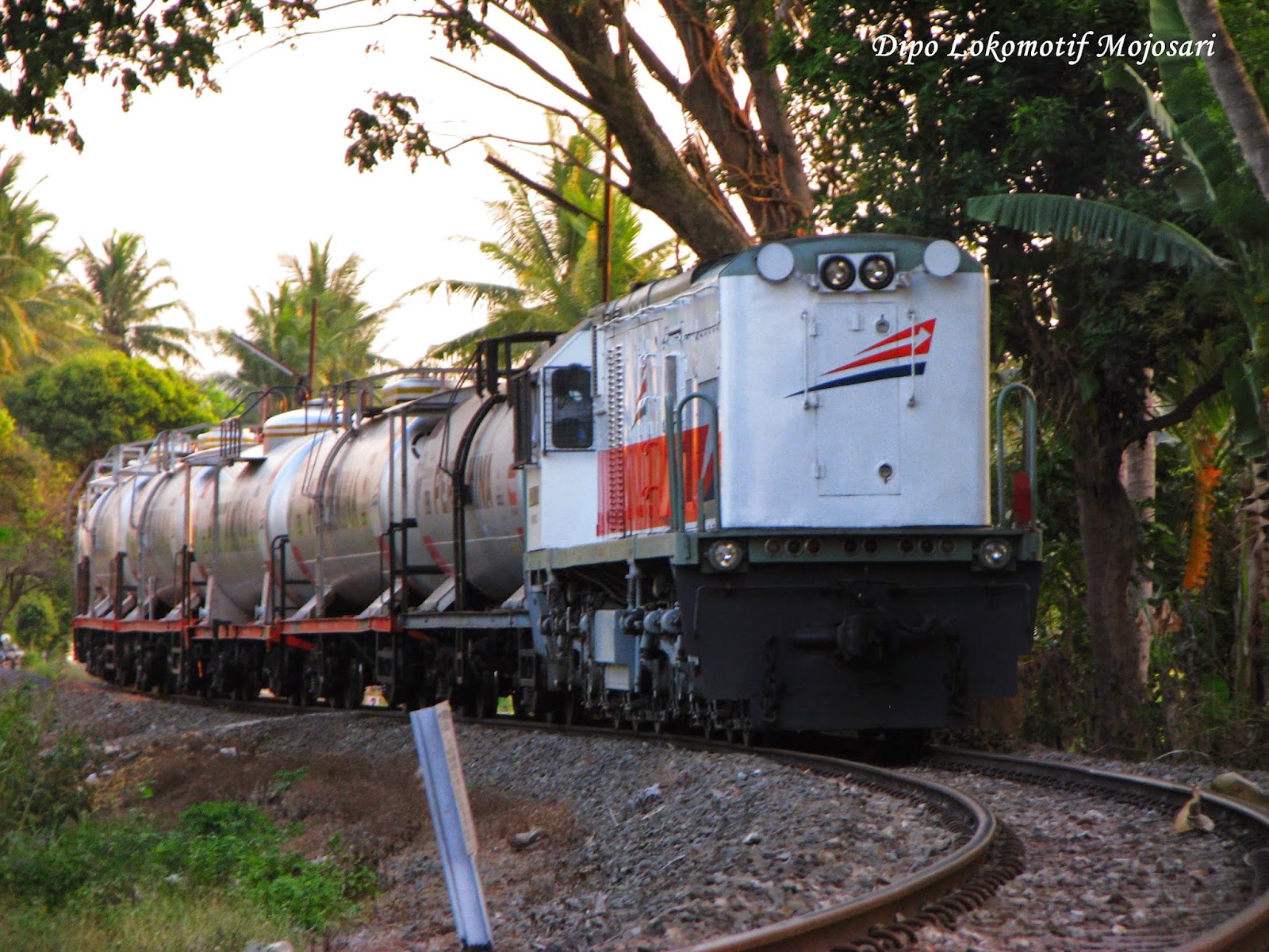 Kereta Api Indonesia: Lokomotif CC204 Melangsir Rangkaian Ketel Menuju ...