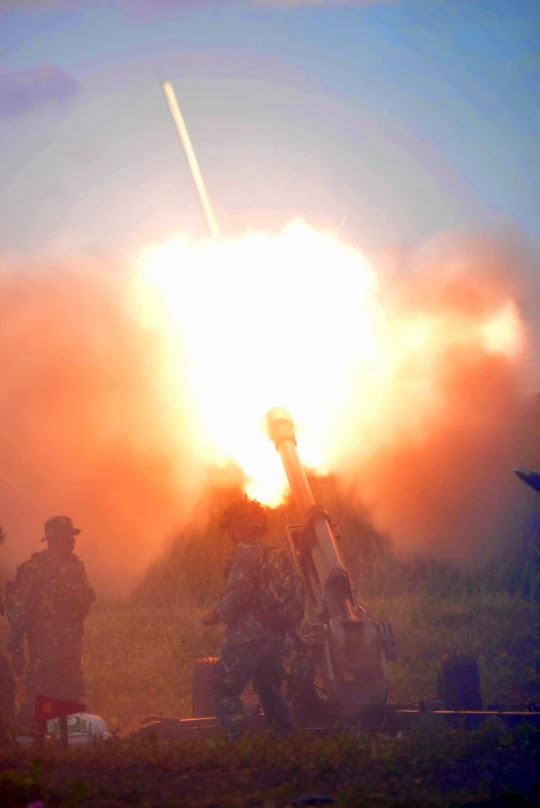 Garuda Militer: [Latgab 2014] Dahsyatnya tembakan Meriam Howitzer dan ...