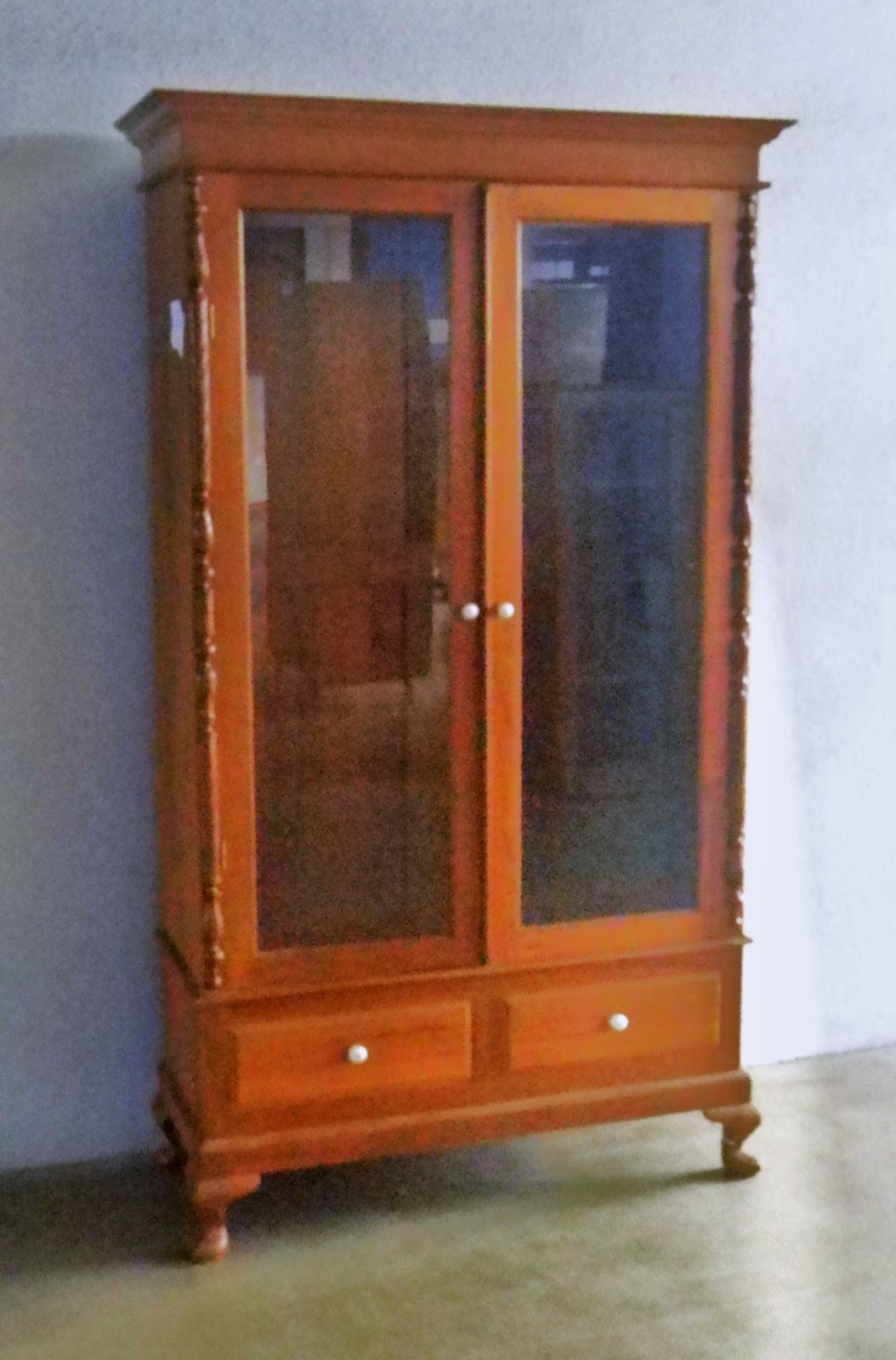 VINTAGE SHOWCASES AND DISPLAY CABINETS | Ashley Furniture