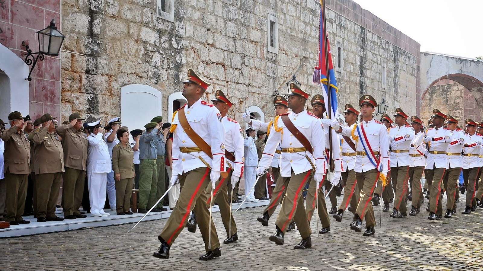 En el Colimador: Entregan réplica de machete mambí a intelectuales cubanos