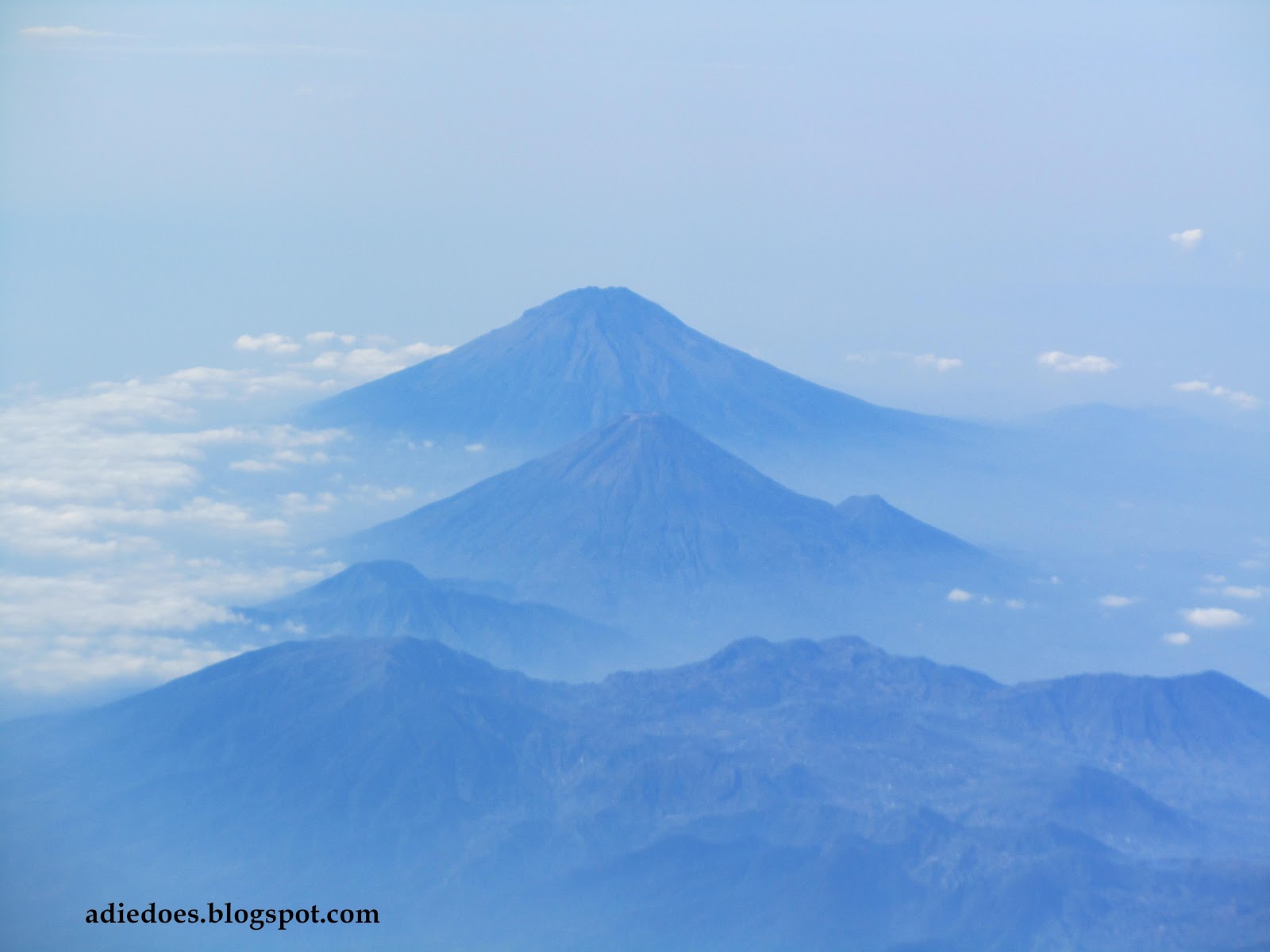 .: adie DOES :.: Pemandangan di Balik Jendela Pesawat