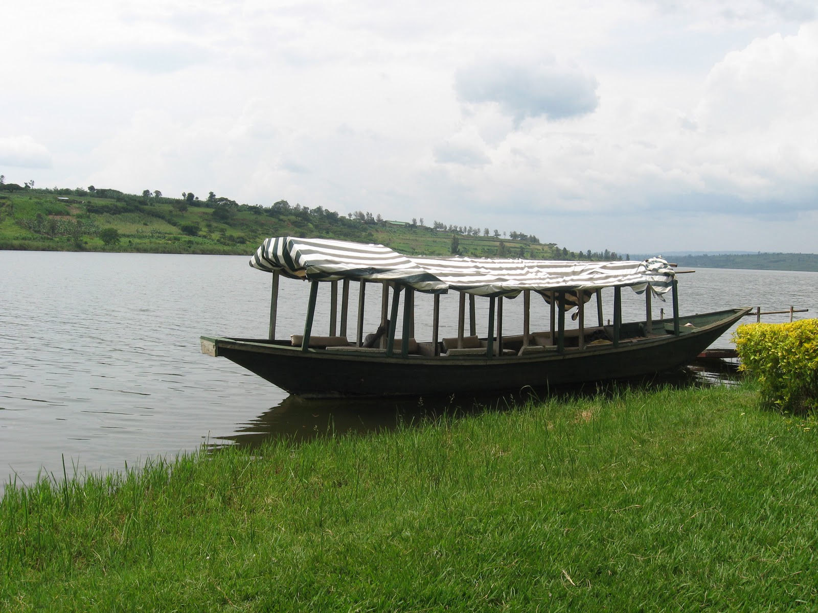 Maytal in Rwanda!: Lake Muhazi...Disaster!
