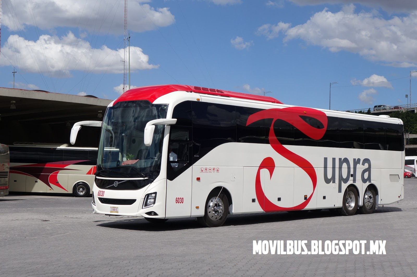 SUPERAPIDOS del ALTIPLANO SUPRA integra un VOLVO 9800 a su flota.