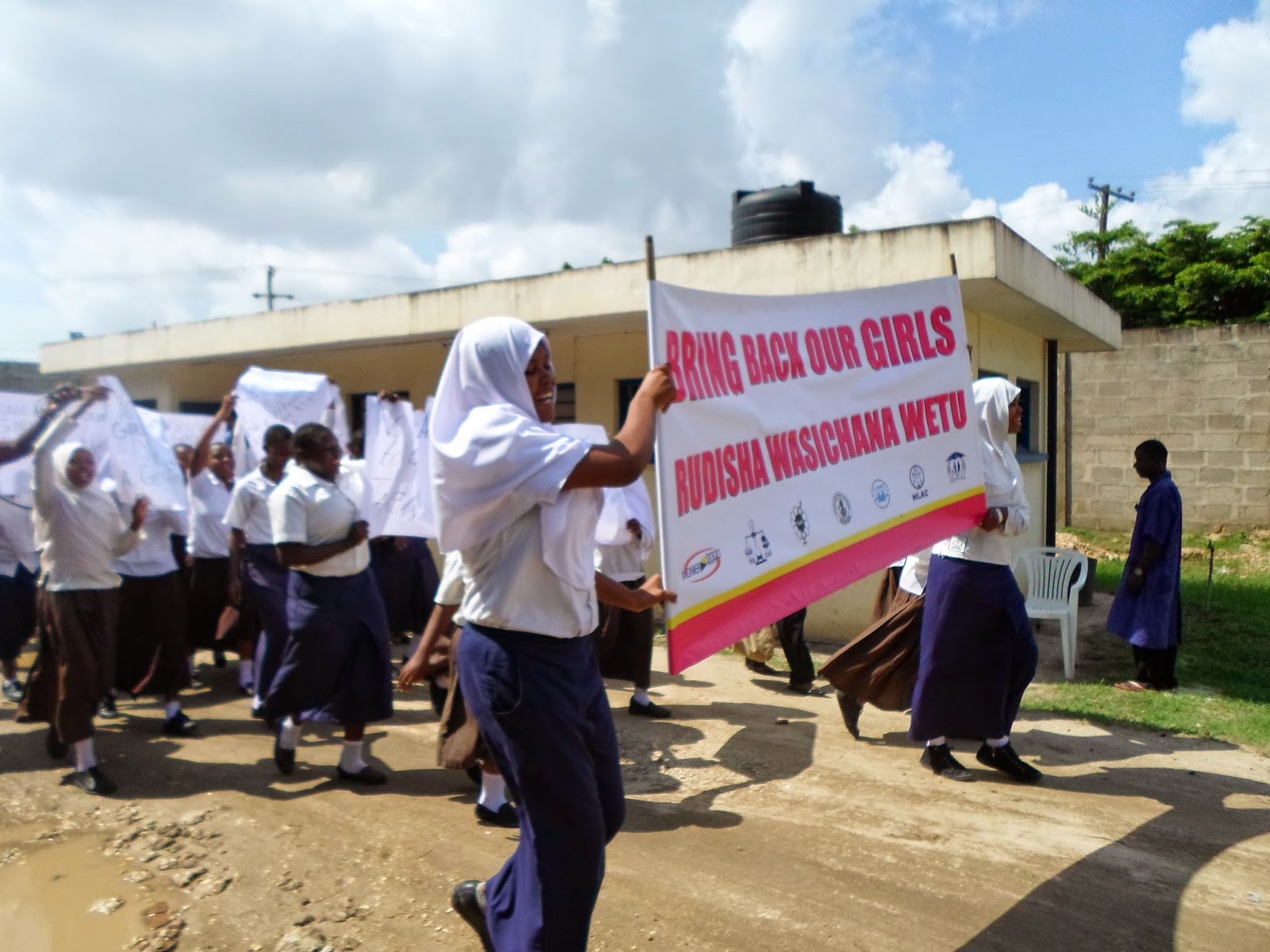 WANAHARAKATI TANZANIA WAWALILI WASICHANA WALIOTEKWA NA BOKO HARAMU ...