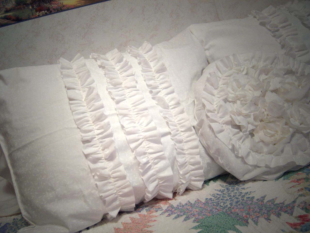 Shoregirl's Creations: Ruffle Pillows