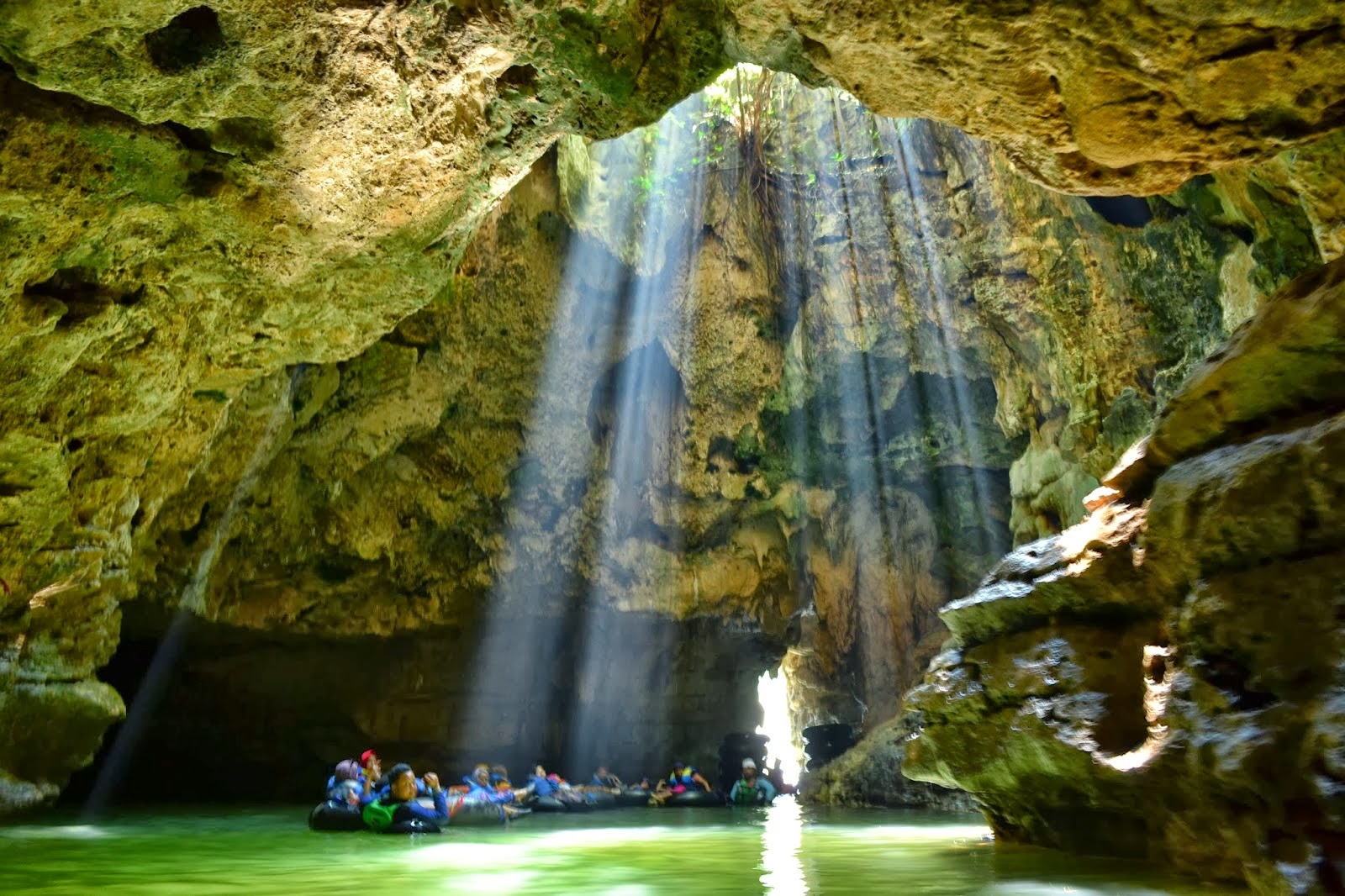 TRAVELING: Merasakan Sensasi Cave Tubing Goa Pindul