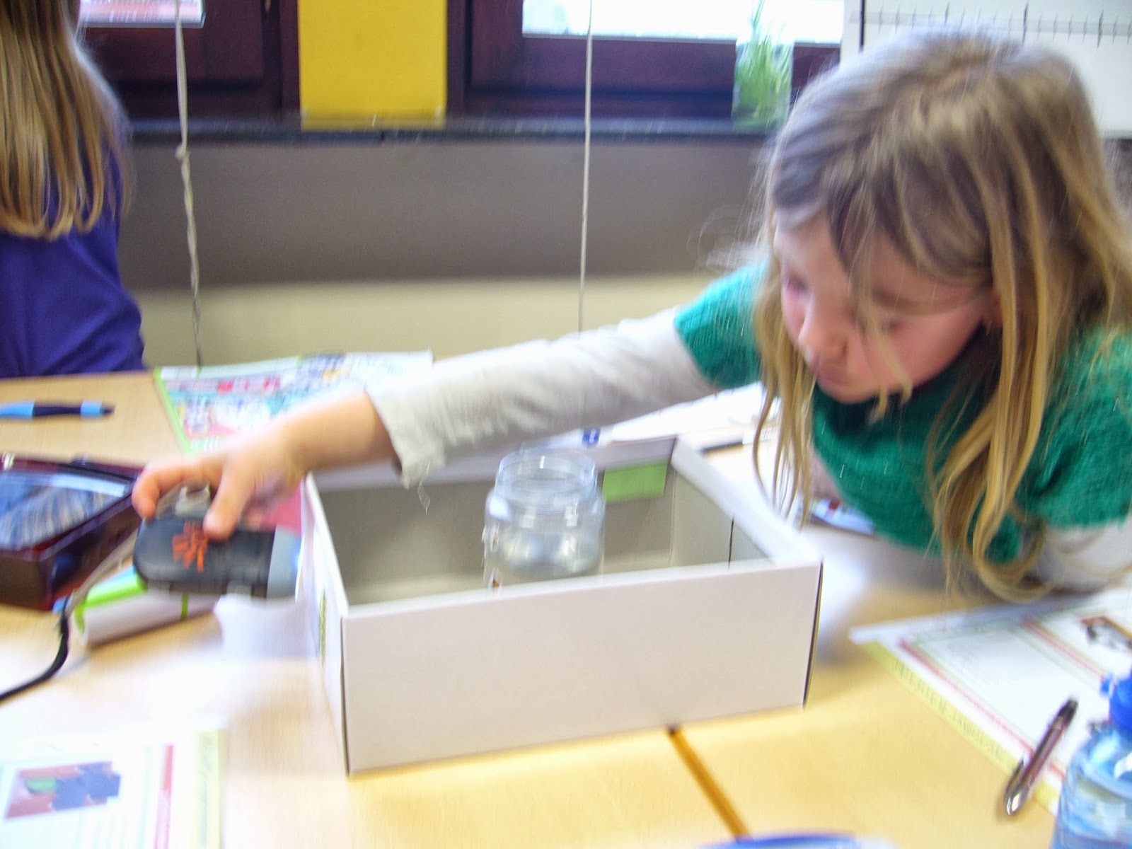 Welkom in 2B !: Proefjes met licht, thema Flits