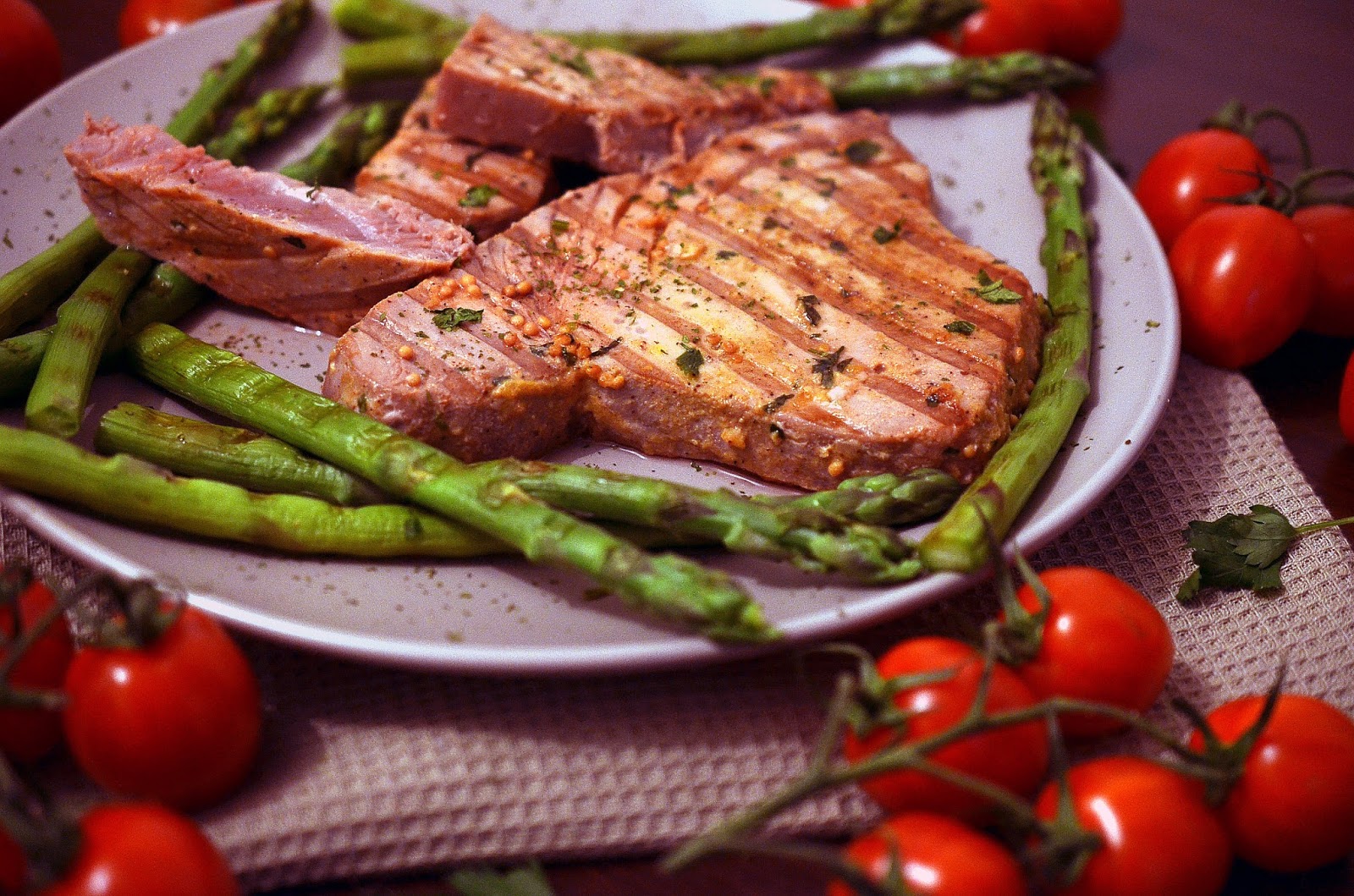 Ton la gratar cu sparanghel si rosii cherry