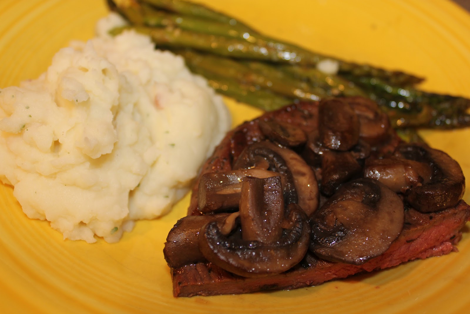 Delish Dinners!: Steak with Mushrooms, asparagus and mashed potatoes YUM!