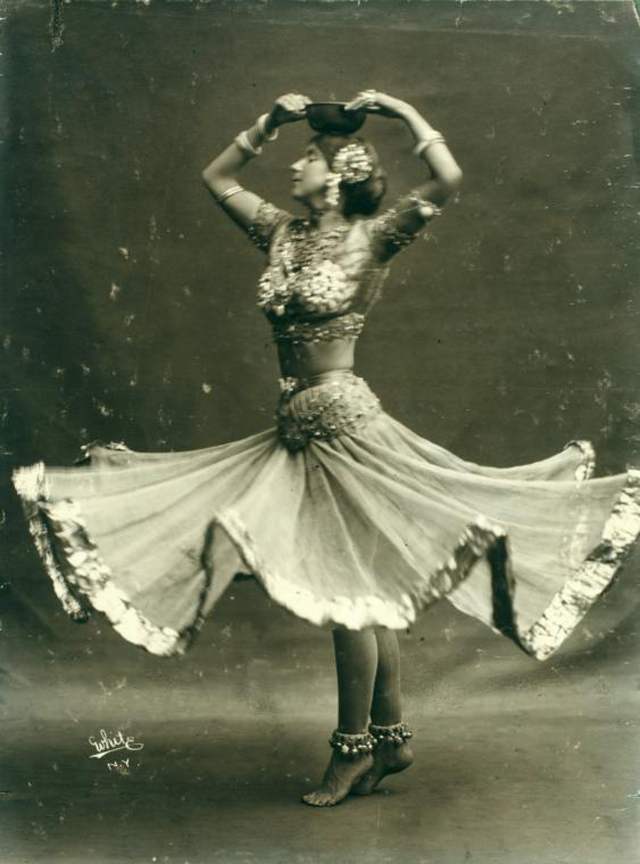 Modern Dance Pioneer: 39 Stunning Vintage Photos of Ruth St. Denis in ...