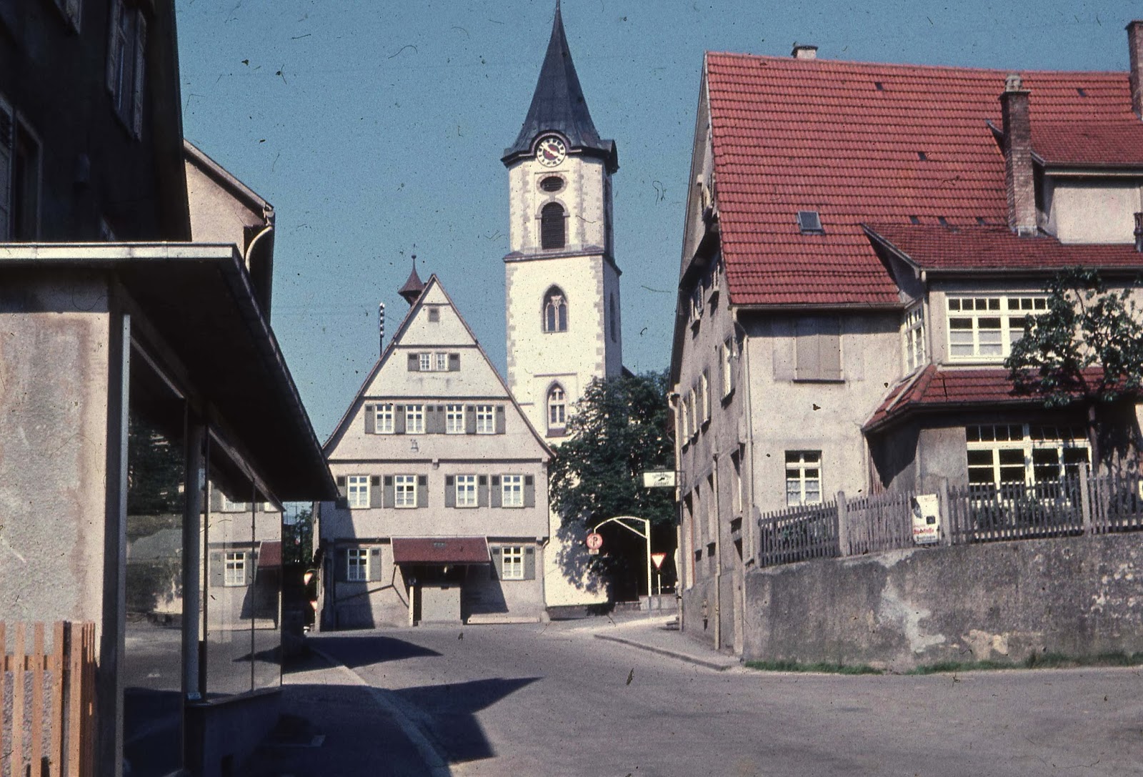 Pfullingen: Griesstraße in farbiger Vorzeit: Graue Häuser, blauer Himmel