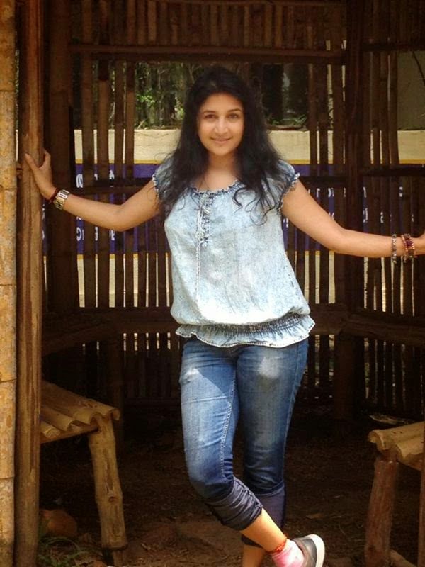 Neena Kurup Hot Show In Malayali House - MOVIEEZREEL.BLOGSPOT.COM