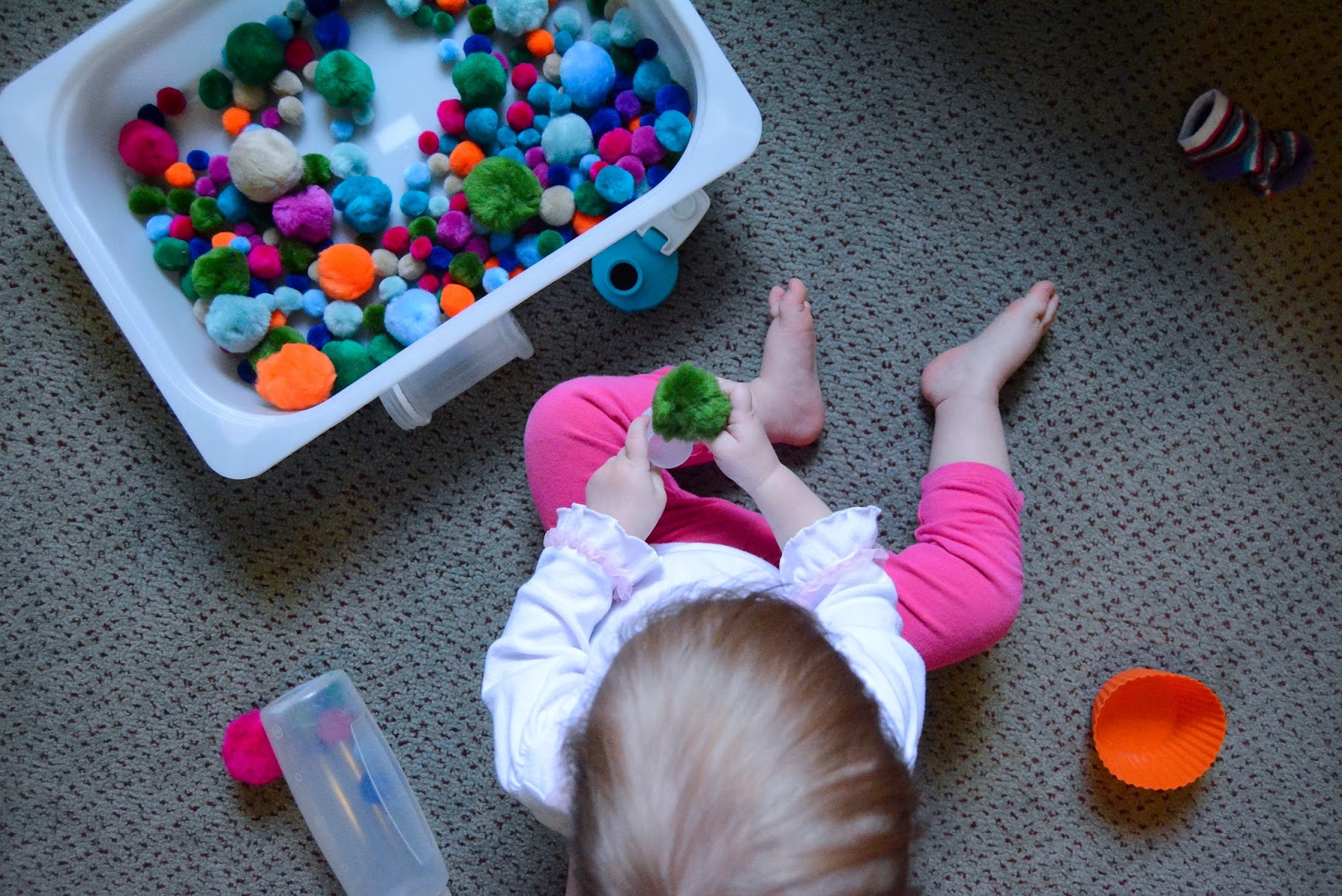 Mothers Mouthful: Non-messy sensory play {pom-poms}