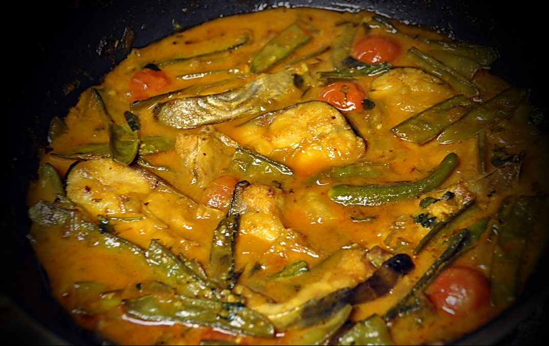 Rummana's Kitchen: Ayir Maach Sheem Curry (Fish Curry With Vegetable)