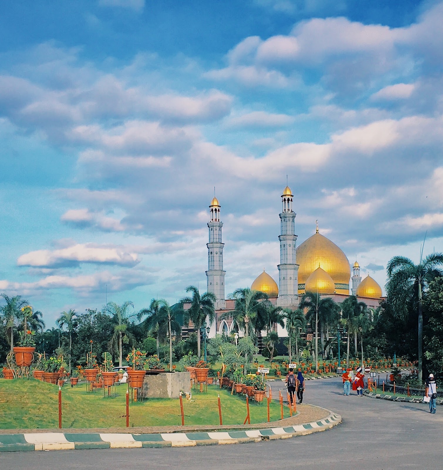 Indahnya Masjid berlapis Emas / Dian Al-Mahri Mosque (Kubah Emas ...